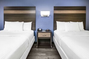 Com mobília individualizada, secretária, cortinas/cortinados opacos 