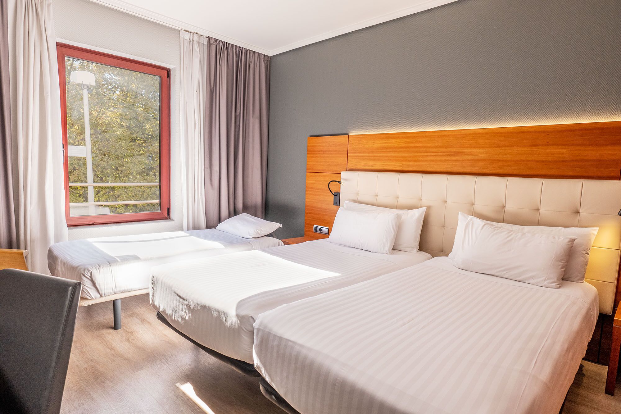 Quarto Duplo Deluxe (Extra Bed) | Edredões de penas, minibar, cofre no quarto, secretária 