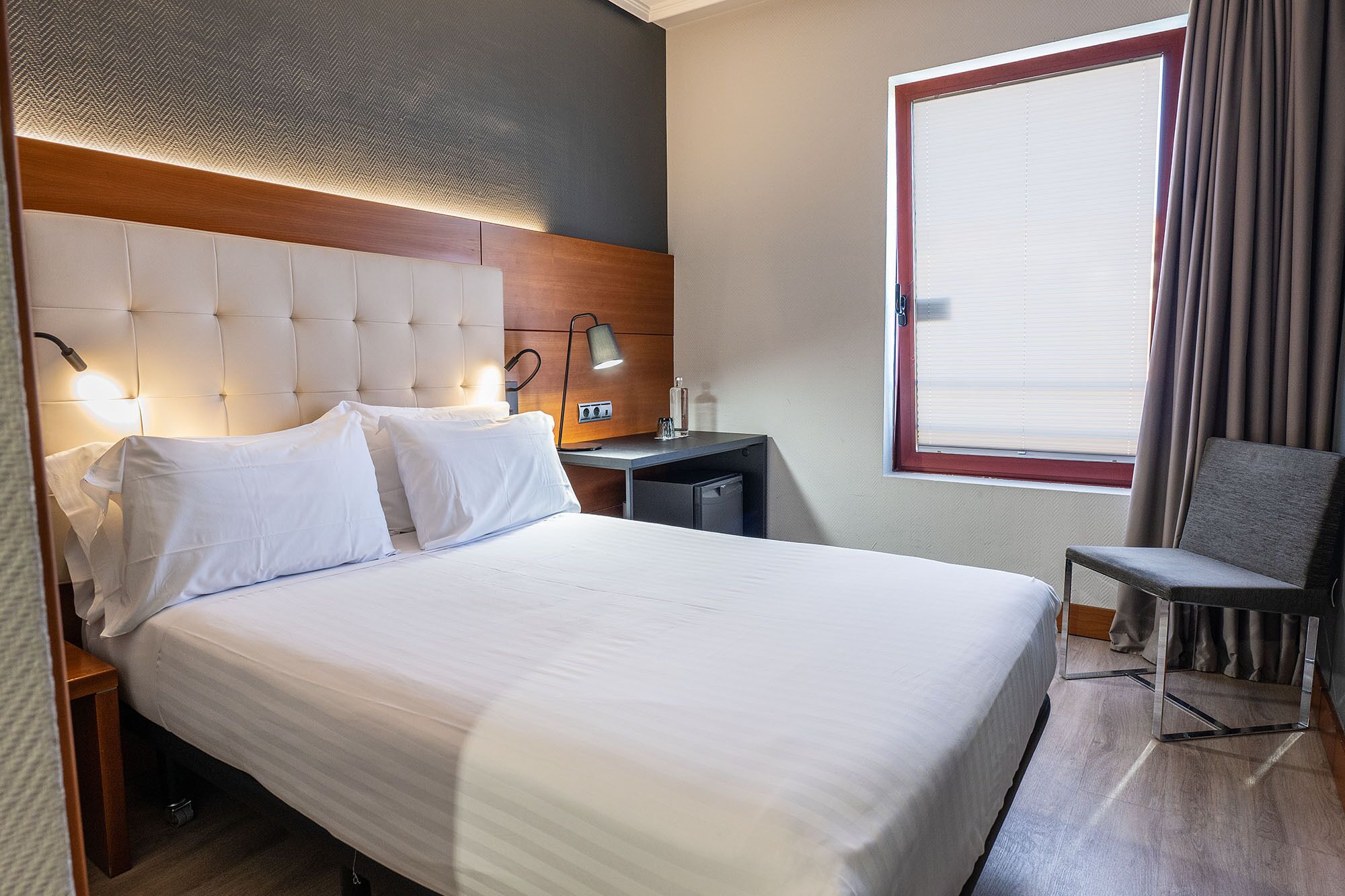 Edredões de penas, minibar, cofre no quarto, secretária 