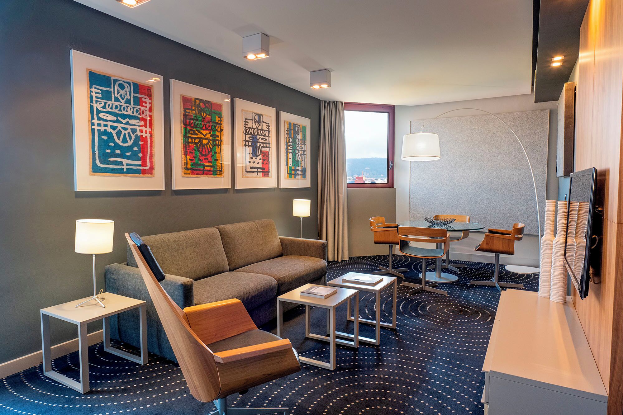 Edredões de penas, minibar, cofre no quarto, secretária 