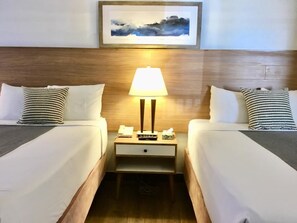 Quarto Standard, 2 camas queen-size | Cofre no quarto, secretária, cortinas/cortinados opacos