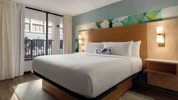 Suíte, 1 cama King, para não fumantes, vista para a piscina | 1 quarto, roupas de cama premium, camas com colchões pillow-top