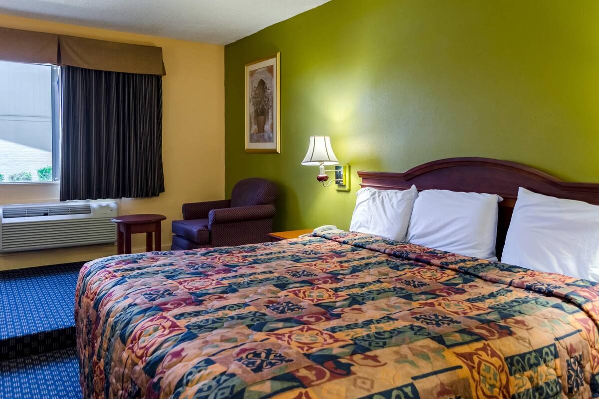 Quarto standard, 1 cama King, para não fumantes | Escrivaninha, cortinas blackout, quartos à prova de som