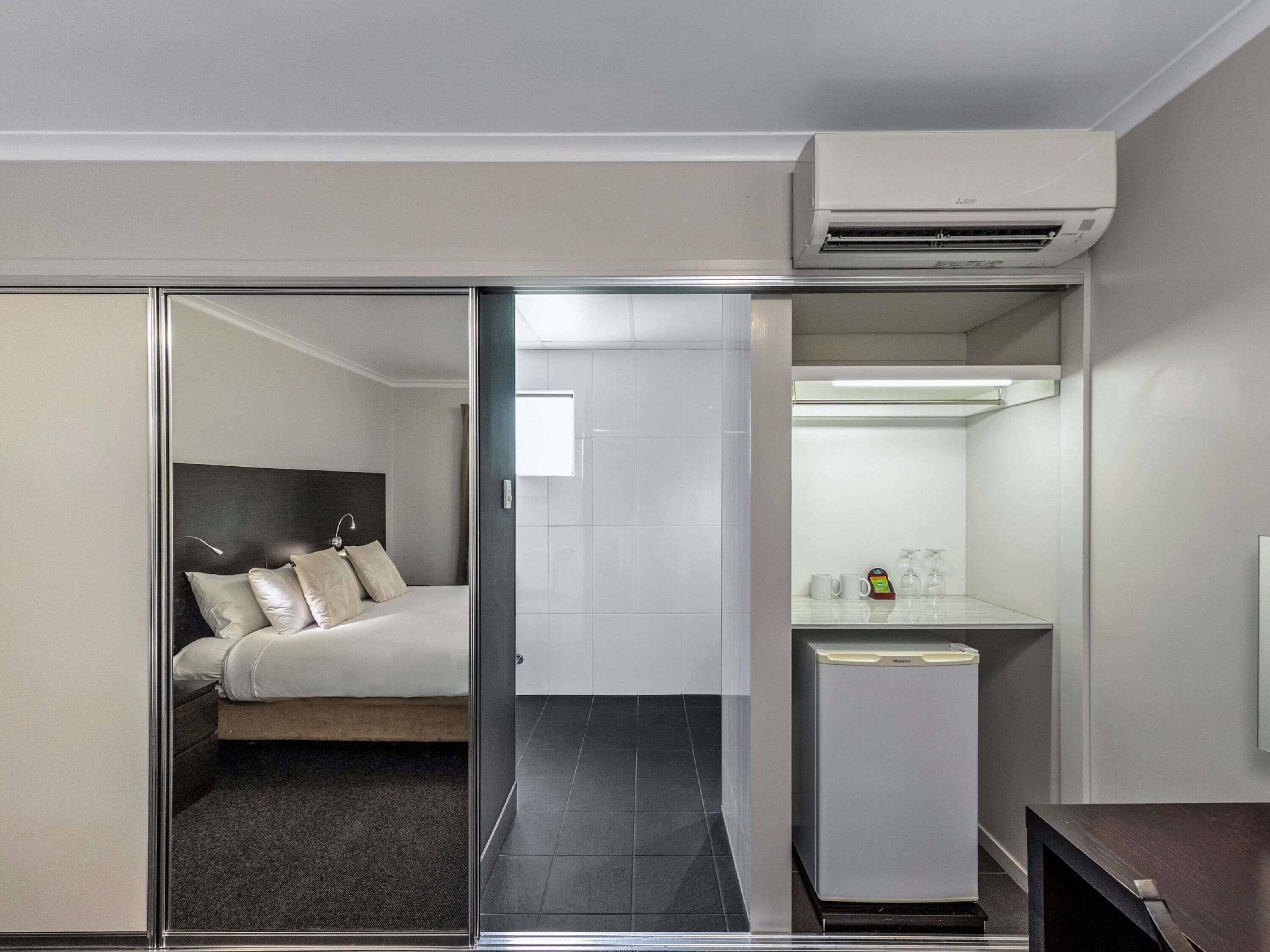 Quarto Premium, 1 cama king-size | Roupa de alta qualidade, cofre no quarto, cortinas/cortinados opacos 