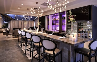 Este bar no lobby do hotel