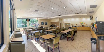 Pequeno-almoço tipo buffet diário mediante uma taxa 