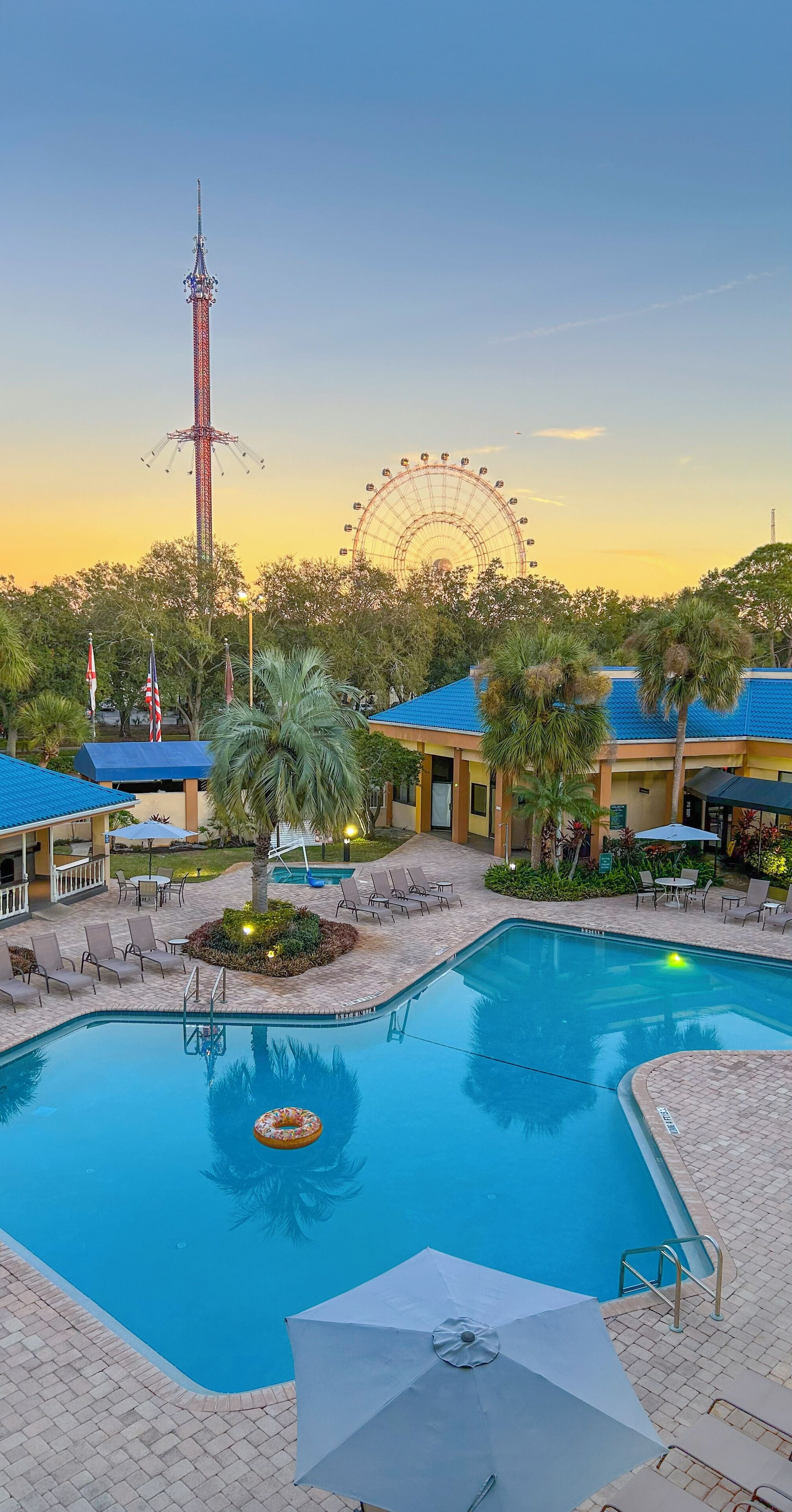 Piscina exterior, espreguiçadeiras 