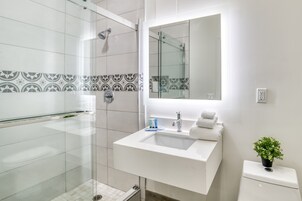 Quarto Deluxe, 1 cama king-size, não fumadores | Casa de banho | Um polibã, artigos de higiene pessoal grátis, um secador de cabelo 