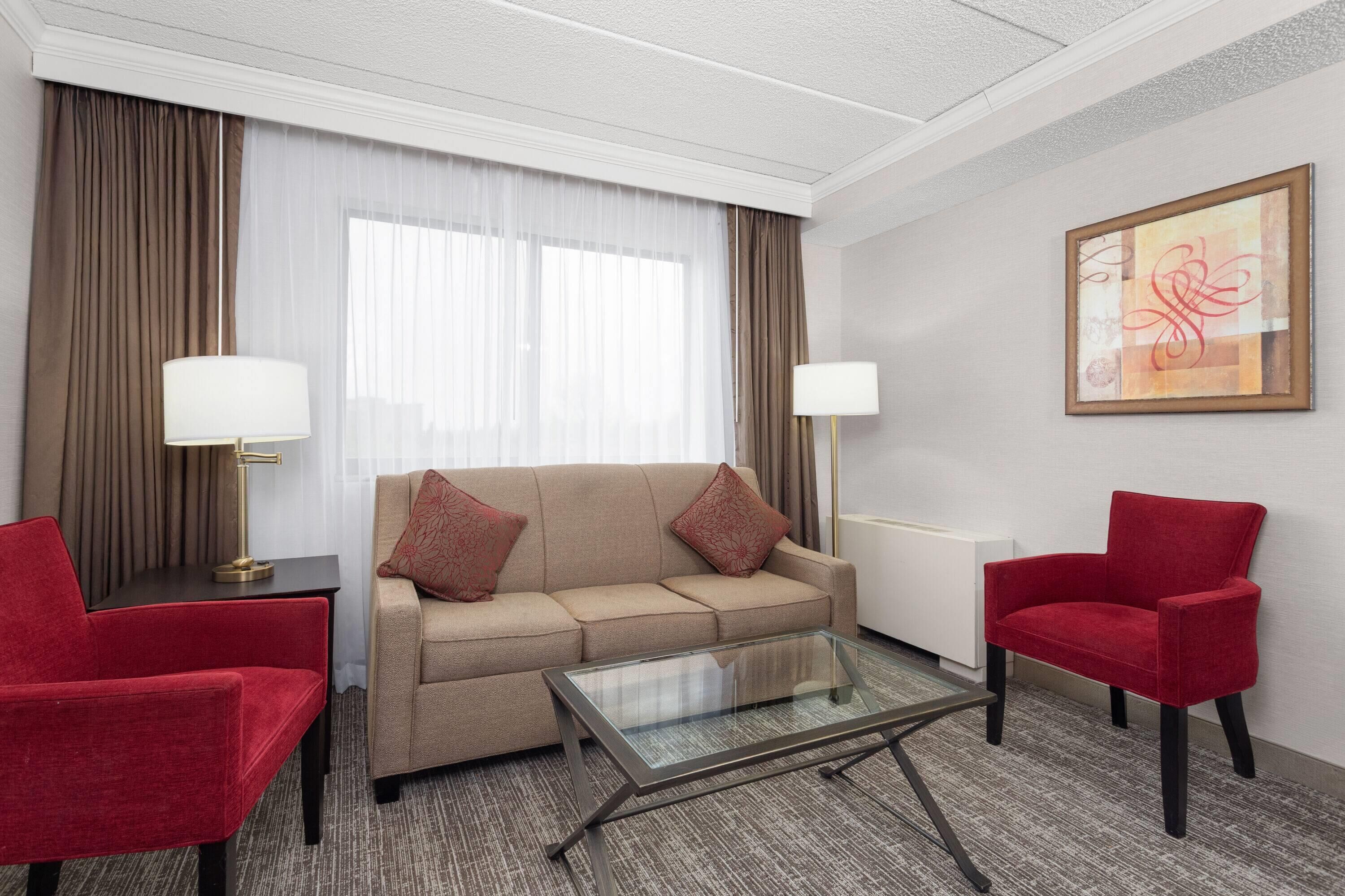 Roupas de cama premium, cofres nos quartos, escrivaninha