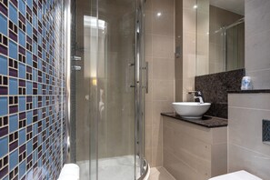 Quarto Quádruplo Standard | Casa de banho | Um polibã, artigos de higiene pessoal grátis, um secador de cabelo 