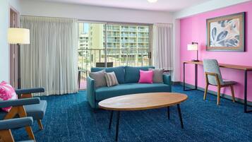 Suíte, 2 quartos, cozinha | Área de estar | TV de tela plana 55 polegadas com canais a cabo, TV