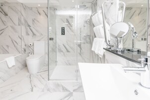 Quarto clássico, terraço | Banheiro | Produtos de toalete grátis, secador de cabelo, roupões de banho 