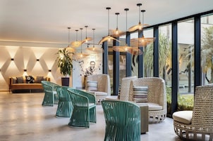 3 bares/lounges, um bar junto à piscina