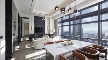 Suíte (Ambassador) | Edredons de pluma, frigobar, cofres nos quartos