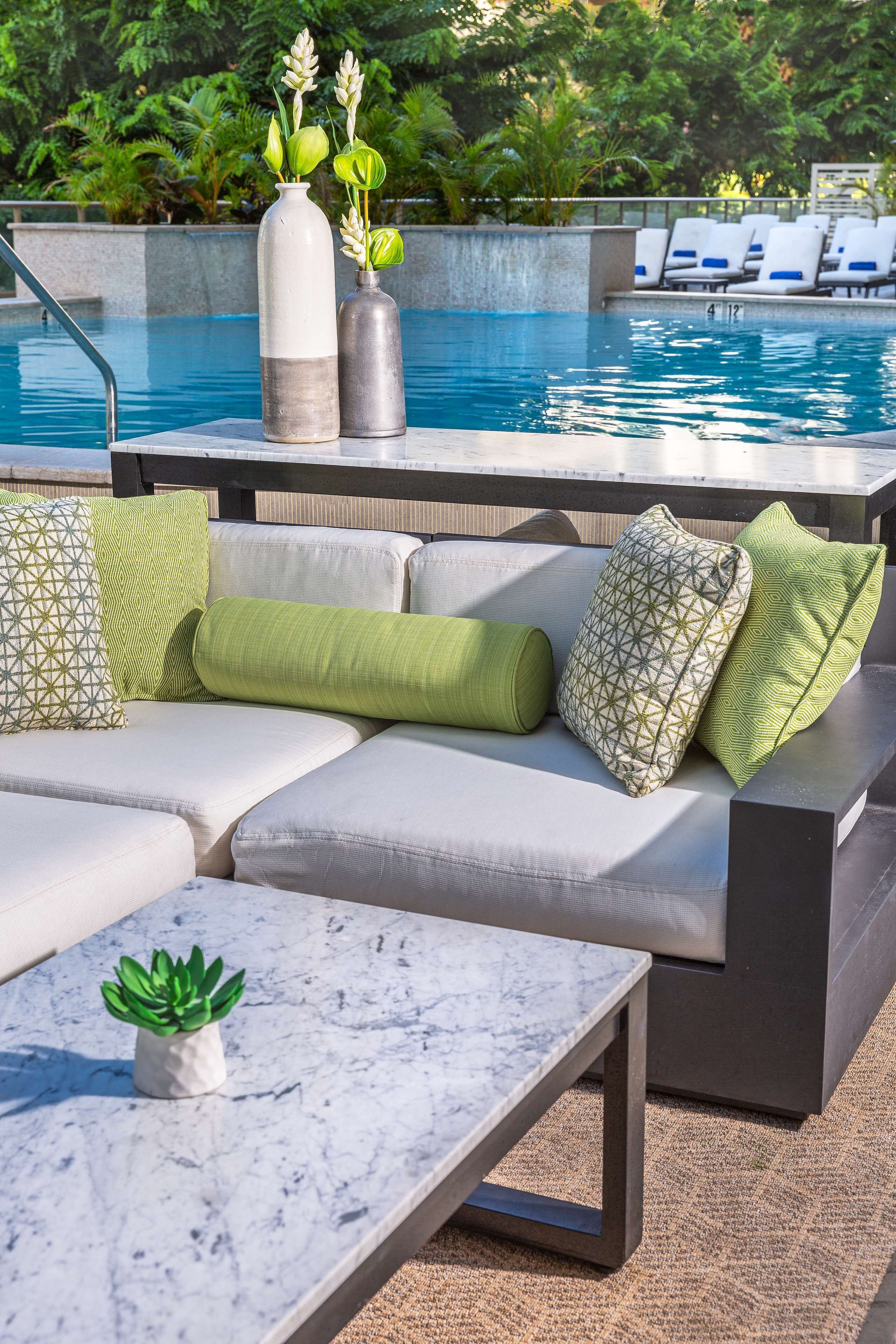 Piscina exterior, espreguiçadeiras 