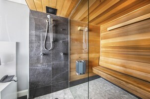 Suíte estúdio luxo, 1 cama King, sauna seca | Banheiro | Produtos de toalete de grife, secador de cabelo, toalhas de banho 