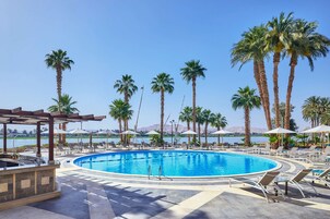 2 piscinas externas, guarda-sóis, espreguiçadeiras