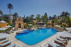 2 piscinas externas, guarda-sóis, espreguiçadeiras