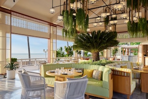 4 restaurantes, pequenos-almoços servidos, cozinha internacional