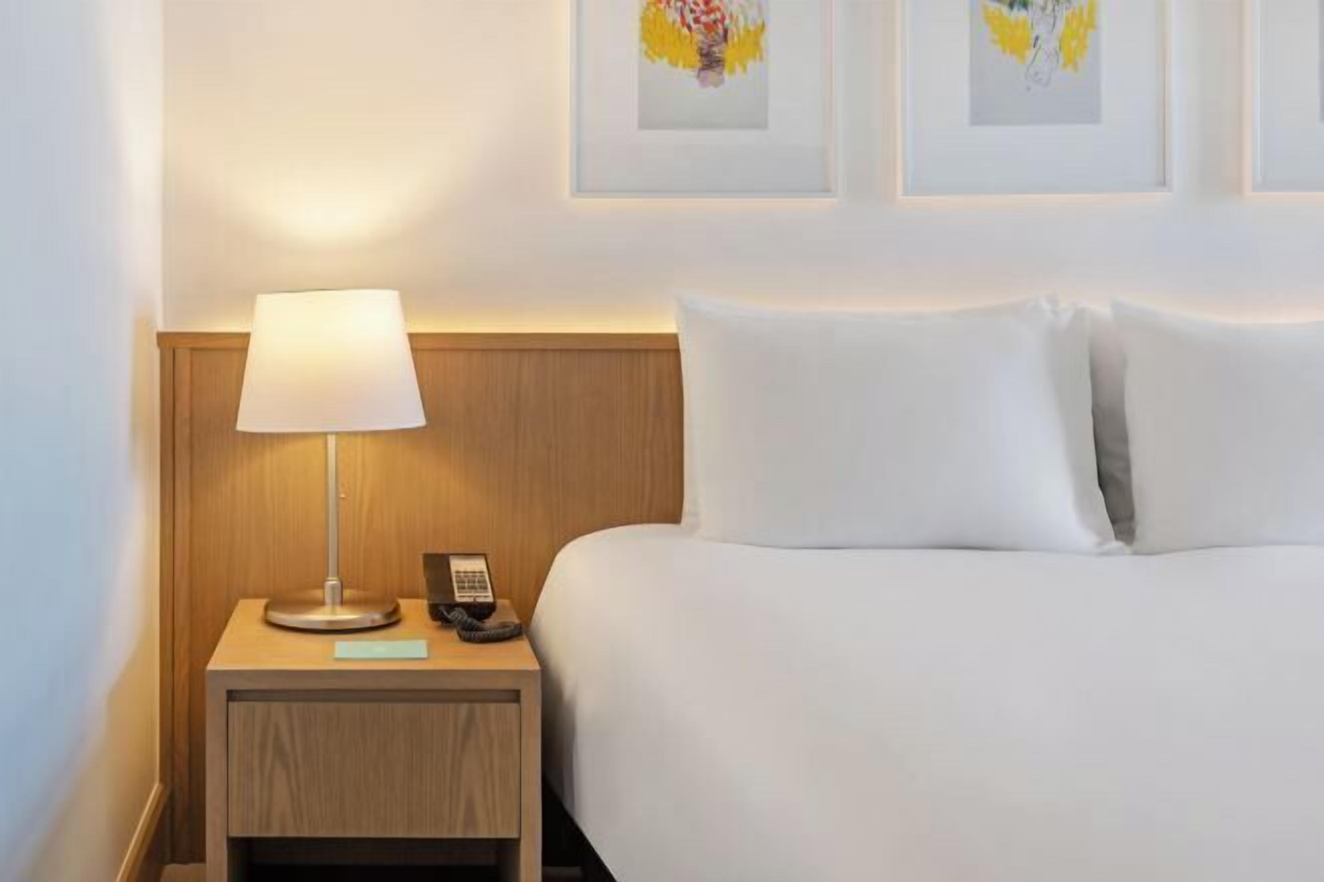 Frigobar, cofres nos quartos, escrivaninha