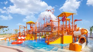 Um parque aquático com vários toboáguas e áreas de lazer aquáticas.