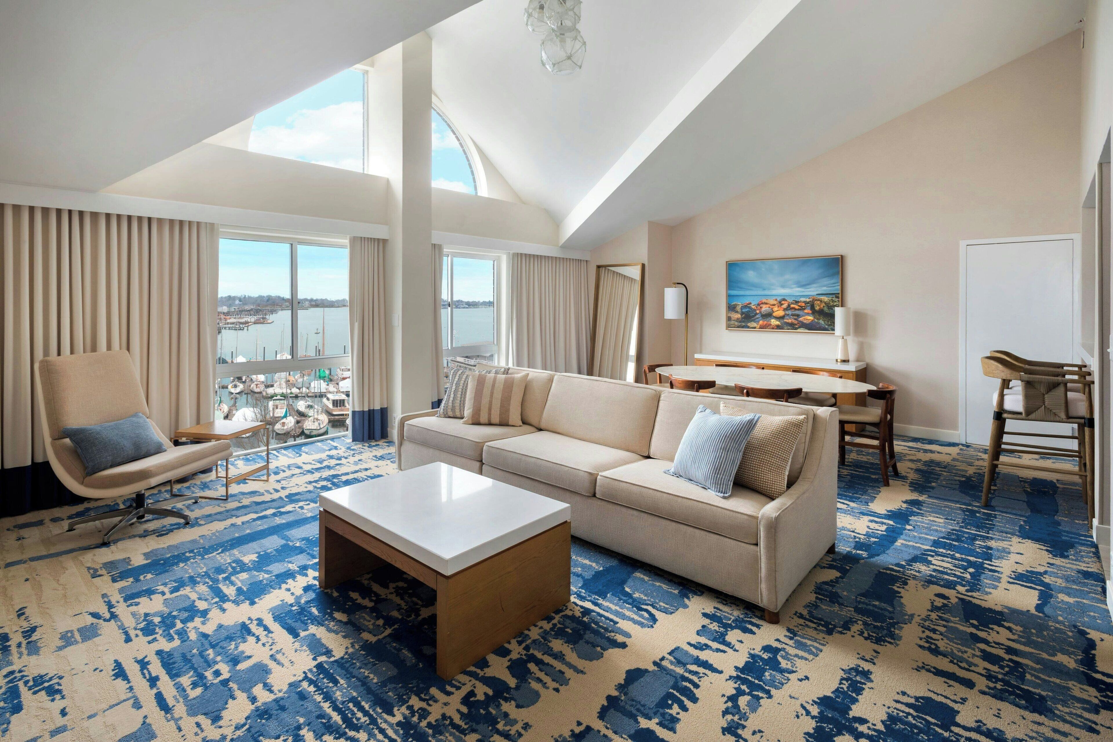 Roupa de alta qualidade, edredões de penas, cofre no quarto, secretária 