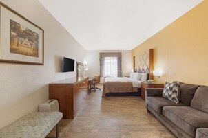 1 King Bed, Nonsmoking, Interior Corridor | Secretária, secretária adequada para computadores portáteis