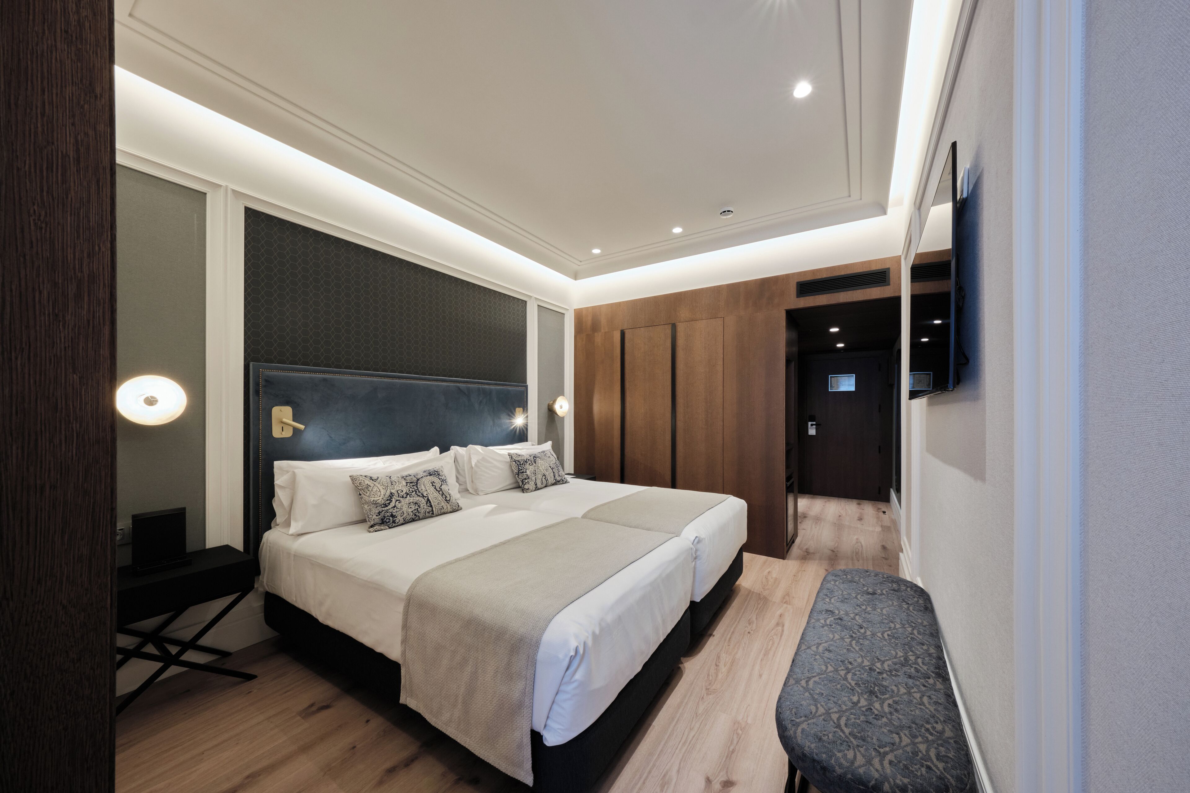 Frigobar, cofres nos quartos, escrivaninha, quartos à prova de som