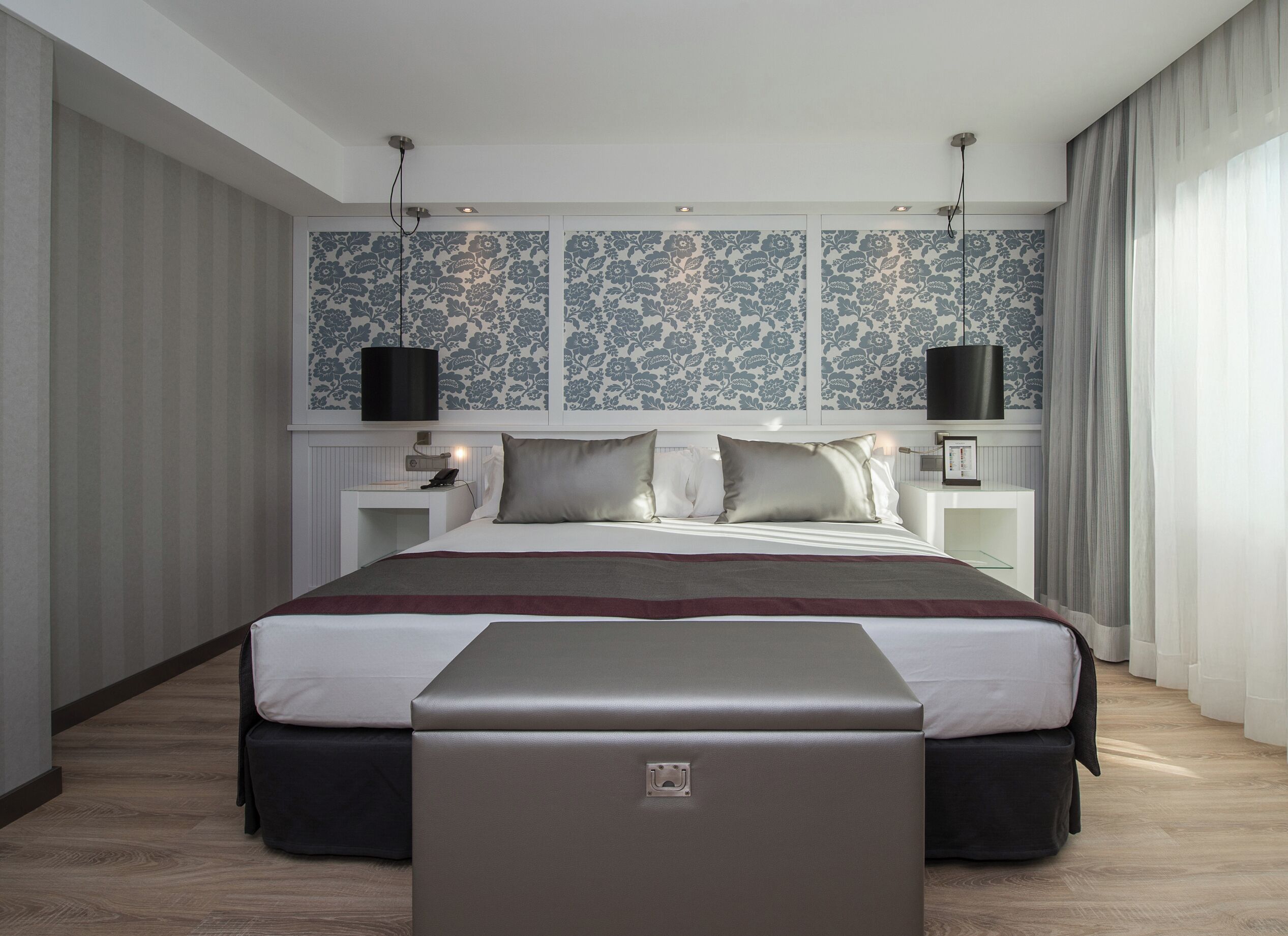 Frigobar, cofres nos quartos, escrivaninha, quartos à prova de som