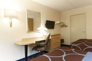 Cofre no quarto, com mobília individualizada, secretária 