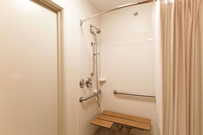 Quarto, 1 cama king-size, acessível, não fumadores | Casa de banho | Uma combinação polibã/banheira, um secador de cabelo 