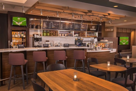 Pequeno-almoƧo preparado no momento diƔrio mediante uma taxa . Sonesta Select Columbia