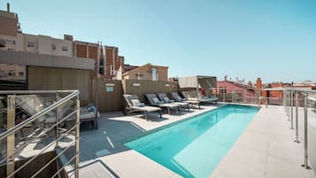 Piscina exterior, espreguiçadeiras