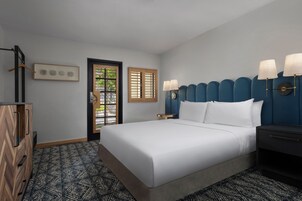 Quarto, 1 cama King | Cofres nos quartos, cortinas blackout, ferros/tábuas de passar roupa