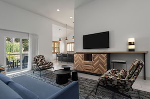 Cofres nos quartos, cortinas blackout, ferros/tábuas de passar roupa