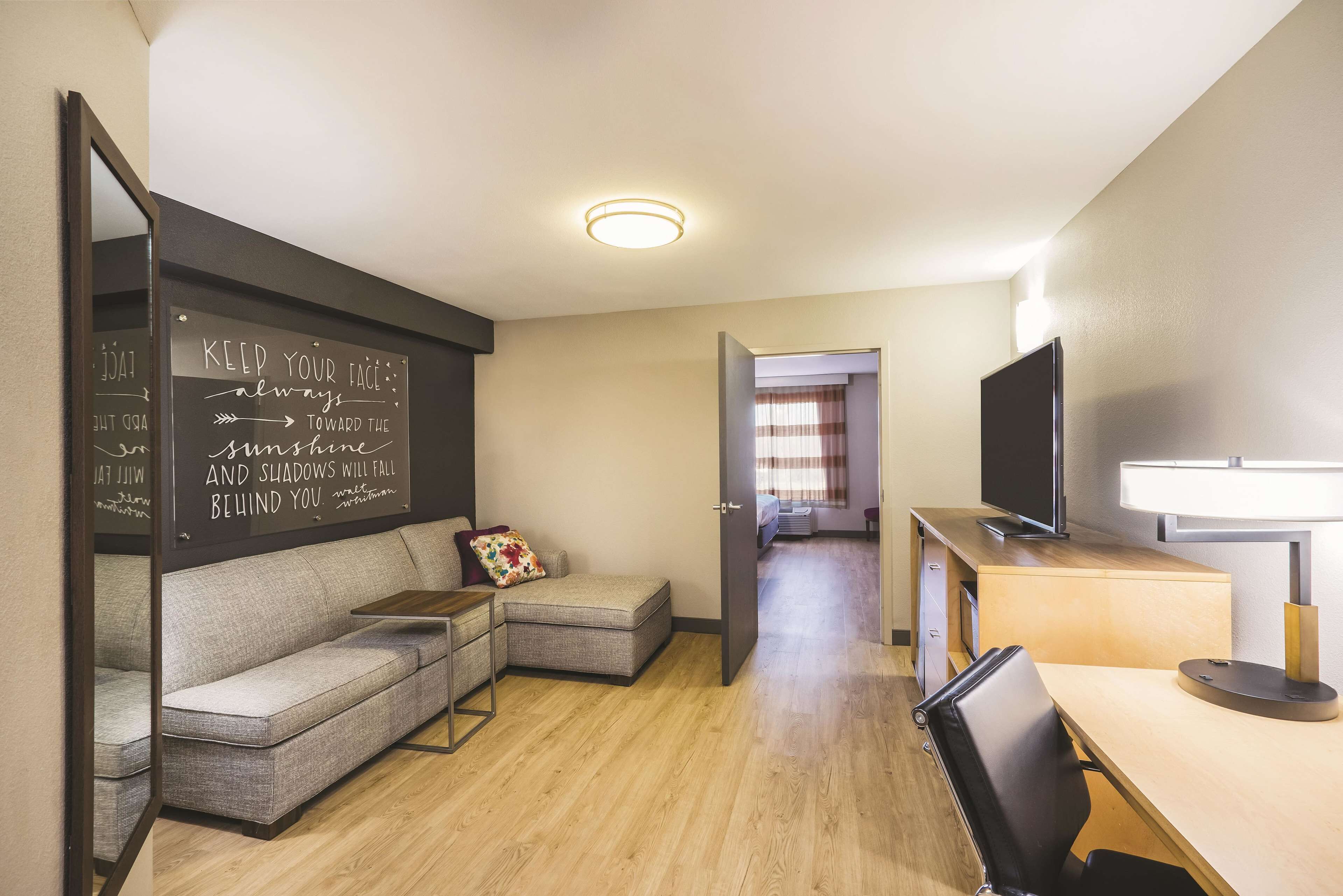 Suíte, 1 quarto, para não fumantes (2 Rooms) | Roupas de cama antialérgicas, edredons de pluma, escrivaninha