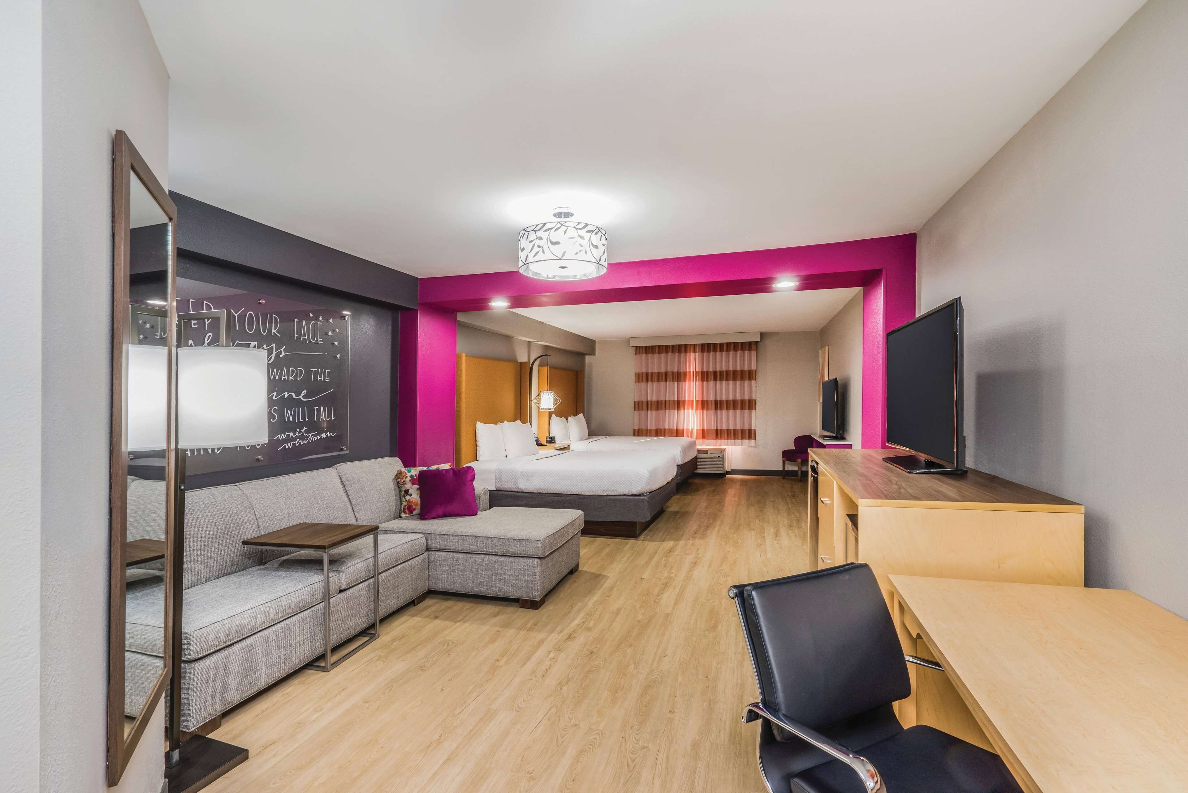 Suíte luxo, para não fumantes (2 Queen Beds and 1 Sofa Bed) | Roupas de cama antialérgicas, edredons de pluma, escrivaninha