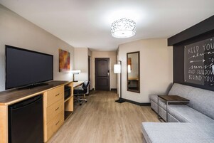 Suite Deluxe, não fumadores (2 Queen Beds and 1 Sofa Bed) | Roupa hipoalergénica, edredões de penas, secretária 