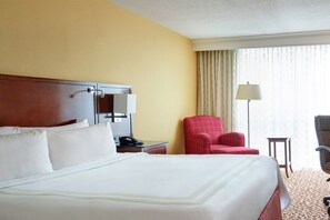 Roupa de alta qualidade, cofre no quarto, secretária 