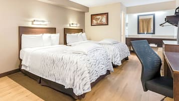 Quarto Premium, 2 camas de casal (Upgraded Bedding & Snack, Smoke Free) | Secretária, secretária adequada para computadores portáteis