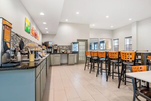 Café da manhã para viagem grátis todos os dias