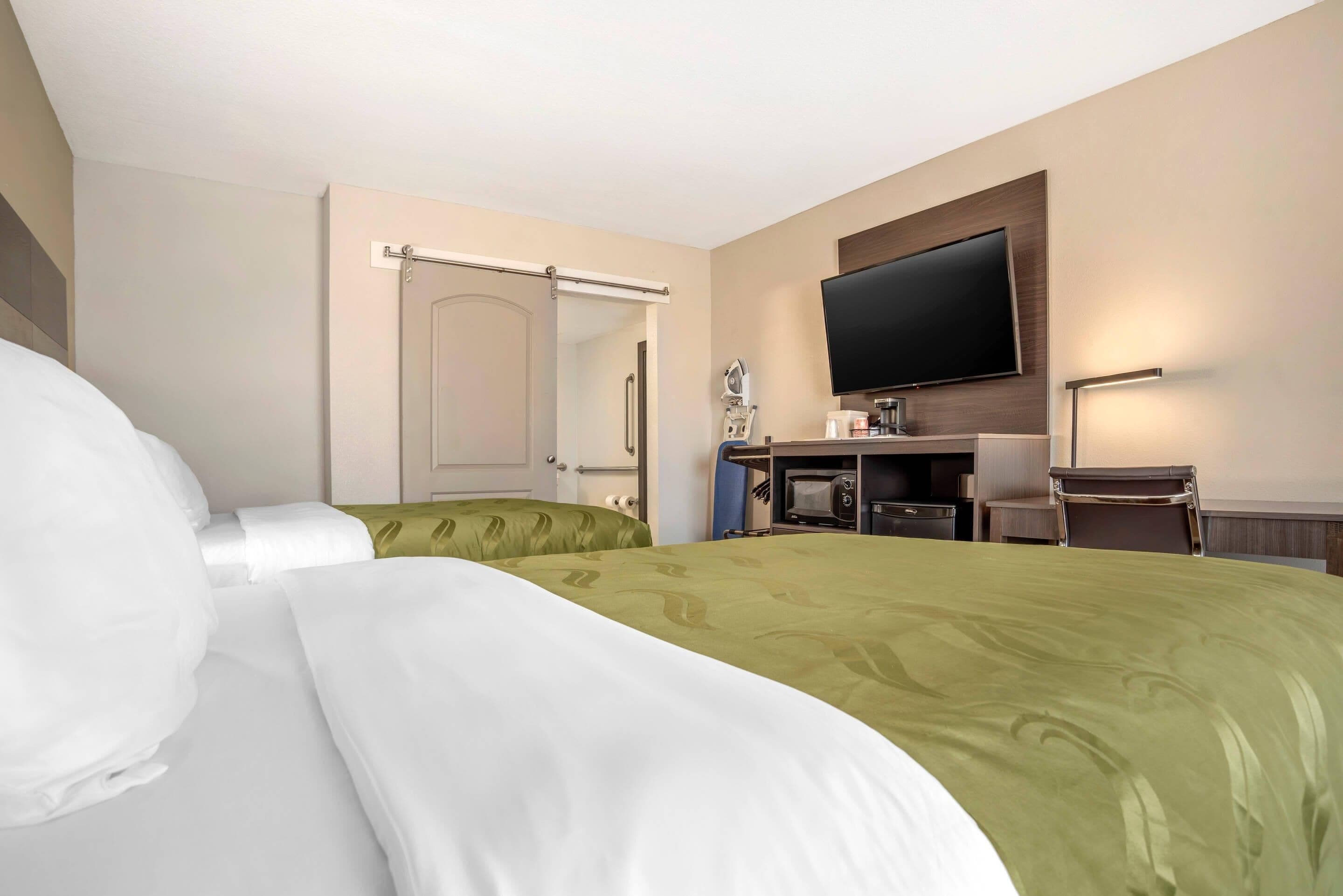 Roupas de cama premium, escrivaninha, cortinas blackout