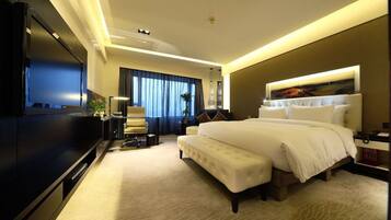 Roupa de alta qualidade, edredões de penas, minibar grátis