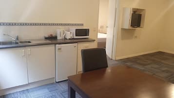 Apartamento executivo, 1 quarto | Cozinha americana privada | Geladeira, micro-ondas, cafeteira/chaleira, chaleira elétrica