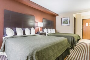 Cortinas/cortinados opacos, ferro/tábua de engomar, camas desdobráveis 