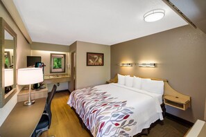 Quarto luxo, 1 cama King (Smoke Free) | Escrivaninha, espaço de trabalho para notebook, cortinas blackout