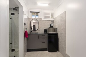 Quarto Deluxe, 1 quarto, não fumadores, vista para a piscina | Kitchenette privada | Um frigorífico, um micro-ondas, uma cafeteira/bule 