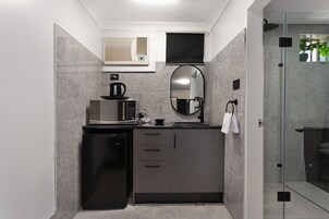 Quarto Empresarial | Casa de banho | Um polibã, um chuveiro fixo, artigos de higiene pessoal grátis 