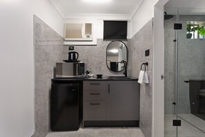 Quarto empresarial | Banheiro | Chuveiro, chuveiro com efeito de chuva, produtos de toalete grátis