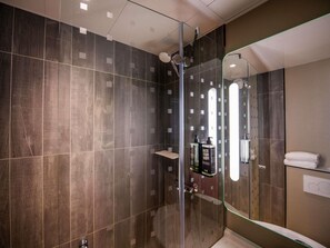 Roupas de cama premium, escrivaninha, cortinas blackout